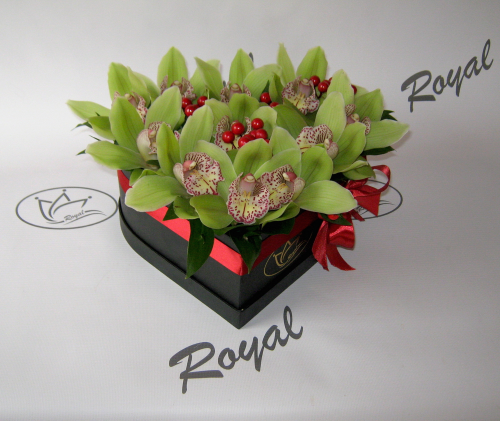 Box of flowers srce sa orhidejama 437 - Cvećara Royal - online poručivanje